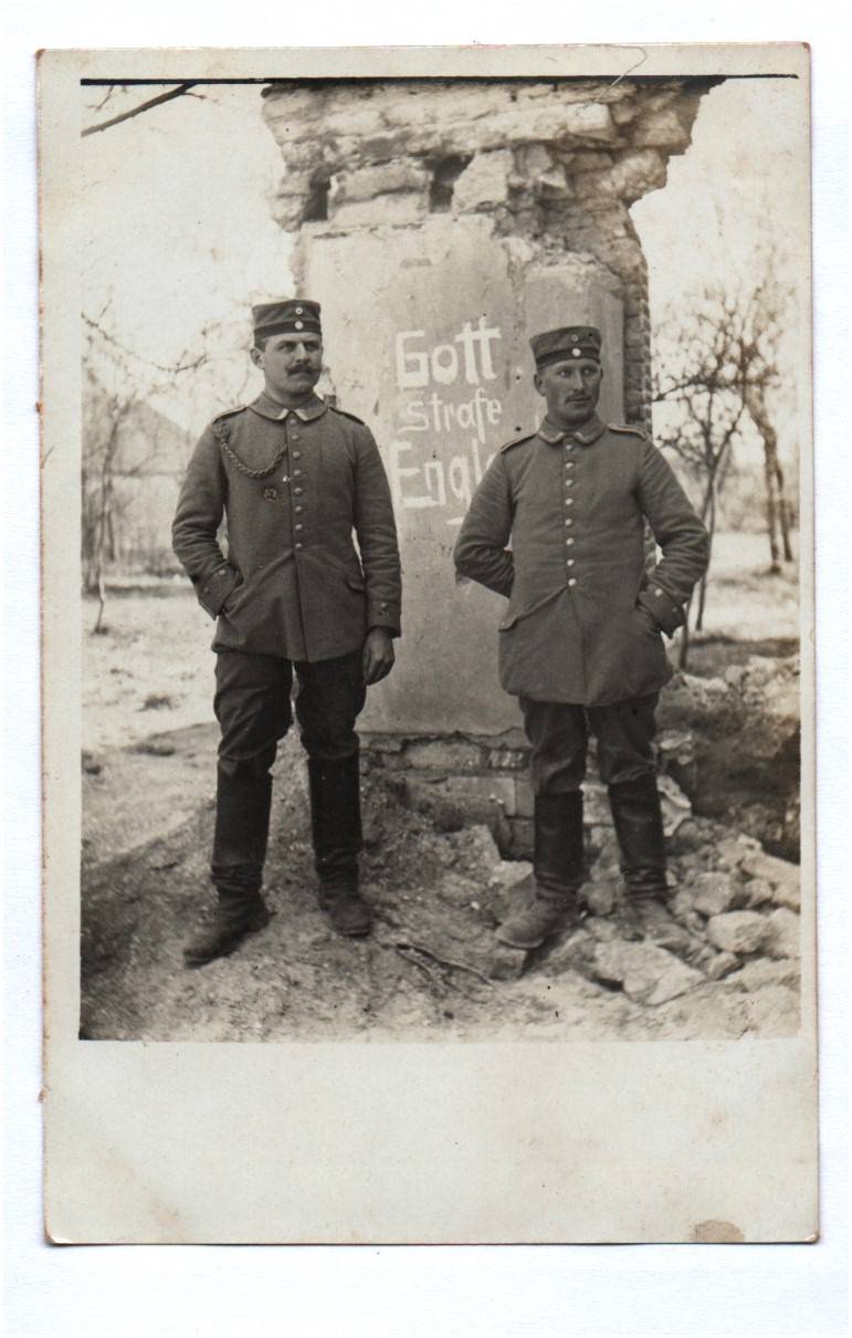 Foto Ak Soldaten Trümmer mit Kriegspropaganda Gott strafe England 1 ...